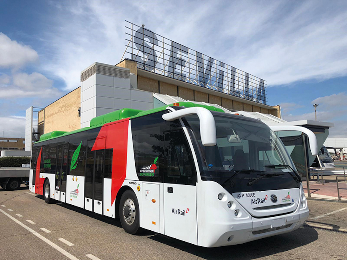 Electric Yutong Apron Bus From: Air-Rail | Aviation Pros