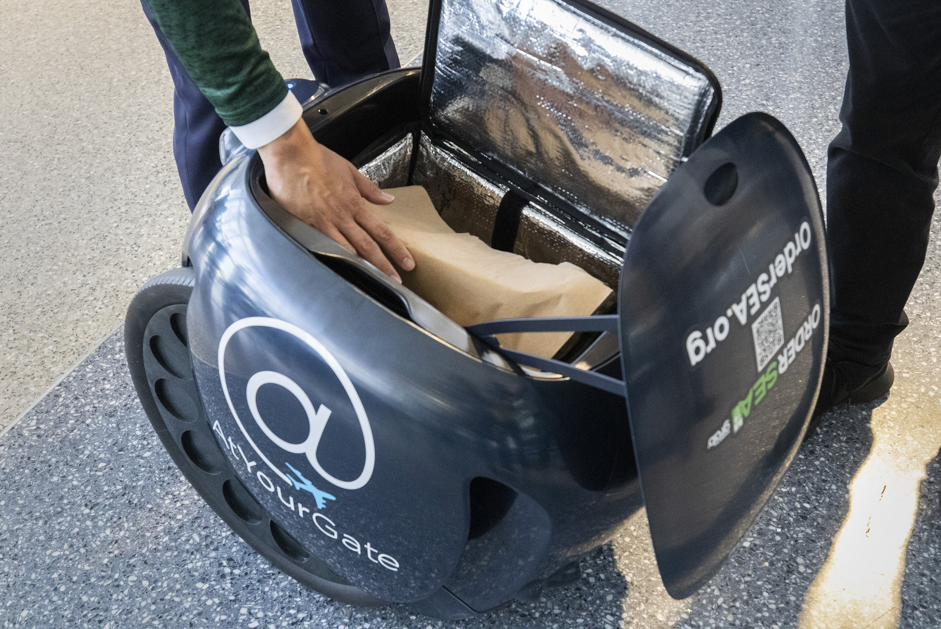 Need a Bite at Seattle-Tacoma Airport? A Robot will Now Deliver Food to ...